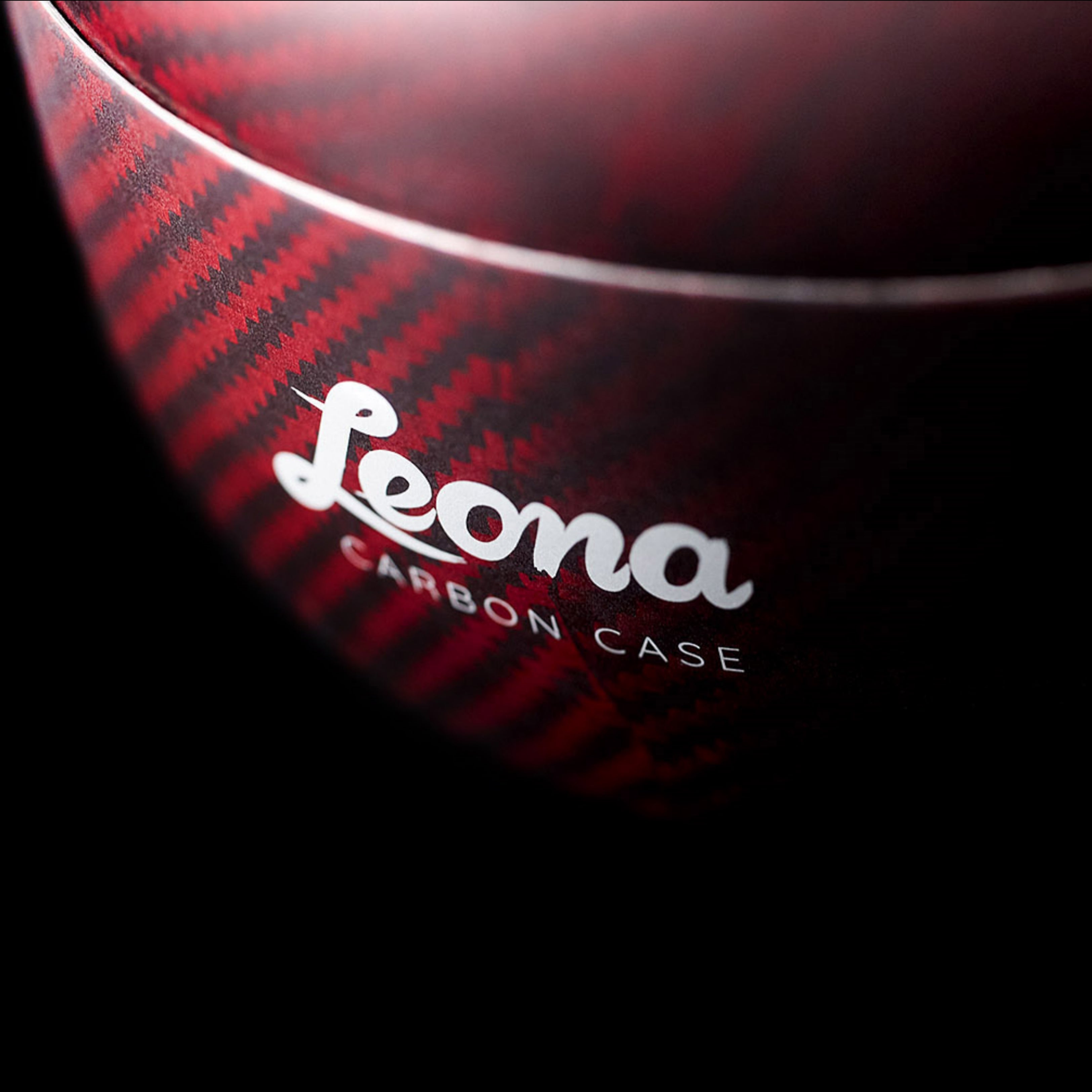 Leona Cases – Encordando
